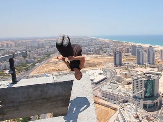 Watch: Daredevil nearly falls off 40-story building | kvue.com