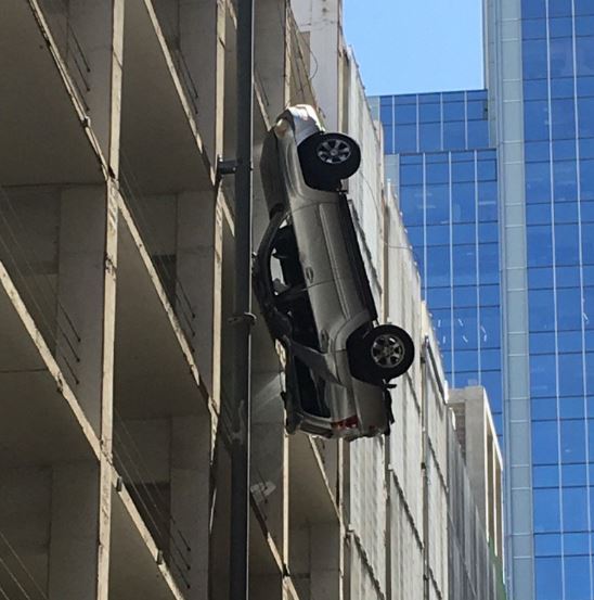 Driver escapes vehicle dangling from Austin parking garage | ksdk.com